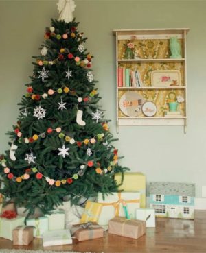 Traditional Christmas Tree Decorating with Trendy Accents