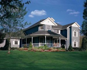 Feng Shui Home for Wealth with Bright and Open Front Yard Landscaping