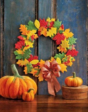 21 Gorgeous Wreaths with Fall Leaves Adding Texture to Home Decorating