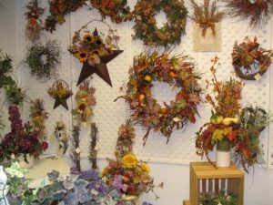 21 Gorgeous Wreaths with Fall Leaves Adding Texture to Home Decorating
