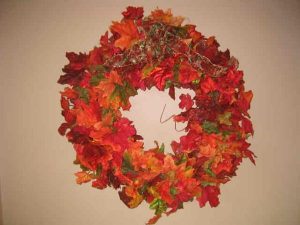 21 Gorgeous Wreaths with Fall Leaves Adding Texture to Home Decorating