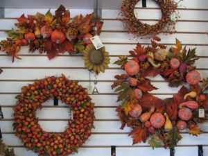 21 Gorgeous Wreaths with Fall Leaves Adding Texture to Home Decorating