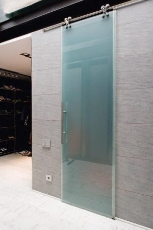 22 Space Saving Sliding Interior Doors for Spacious and Modern Small Rooms