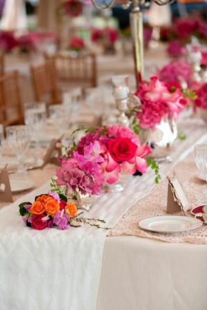 25 Beautiful Flower Arrangements for Simple and Meaningful Table Decoration