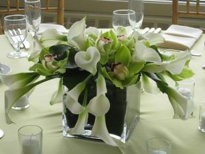 25 Beautiful Flower Arrangements for Simple and Meaningful Table Decoration