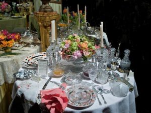 25 Beautiful Flower Arrangements for Simple and Meaningful Table Decoration