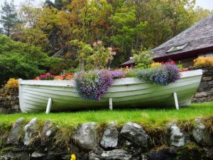22 Landscaping Ideas to Reuse and Recycle Old Boats for Yard Decorations