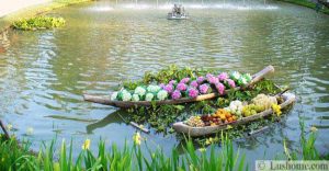 22 Landscaping Ideas to Reuse and Recycle Old Boats for Yard Decorations