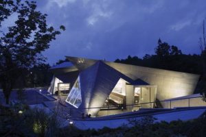 25 Triangular Window Designs Customizing Modern House Exterior and ...