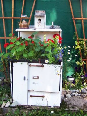 20 Ways to Reuse and Recycle Old Kitchen Stoves for Home Decorating