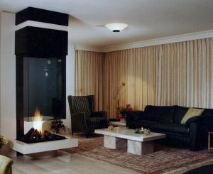 25 Spectacular Glass Fireplaces Offering Unobstracted Views of Flame