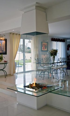 25 Spectacular Glass Fireplaces Offering Unobstracted Views of Flame