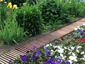 30 Green Design Ideas for Beautiful Wooden Garden Paths