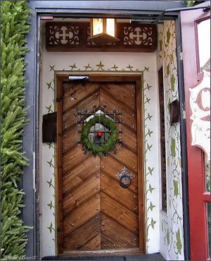 25 Beautiful Christmas Wreaths and Garlands, Winter Door Decoration Ideas