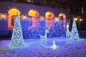 33 Dazzling Ideas for Winter Decorating with Christmas Lights