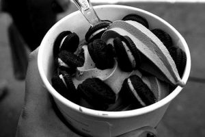 Dark Colors of Fabulous Deserts Adding Classy Elegance to Fall Party Tables