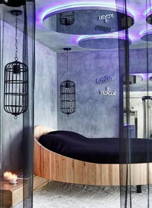 Stunning Mirrored Ceiling Design, Trends in Decorating with Mirrors