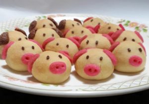 Playful Piglets, Edible Decorations for Your Creative Party Table