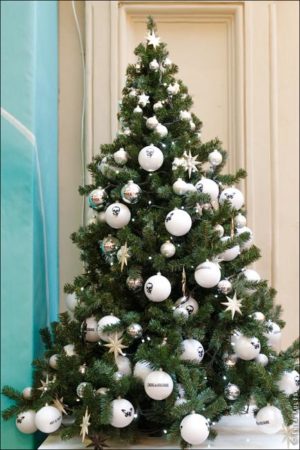 Oversized Christmas Tree Decorations, Christmas Trends in Decorating ...