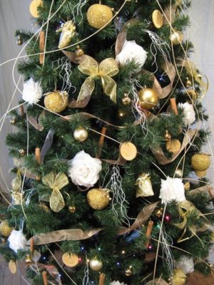 Romantic Christmas Tree Decorating with Beautiful Flowers