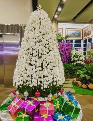 Romantic Christmas Tree Decorating with Beautiful Flowers