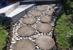 Wood Slices in Modern Yard Landscaping, Ideas for Garden Path Design