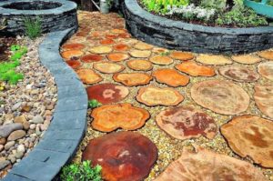 Wood Slices in Modern Yard Landscaping, Ideas for Garden Path Design