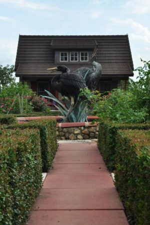 35 Beautiful Landscaping Ideas, Elegant Geometry in Classic Garden Designs