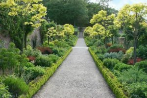 35 Beautiful Landscaping Ideas, Elegant Geometry in Classic Garden Designs