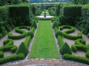 35 Beautiful Landscaping Ideas, Elegant Geometry in Classic Garden Designs