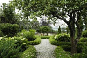 35 Beautiful Landscaping Ideas, Elegant Geometry in Classic Garden Designs