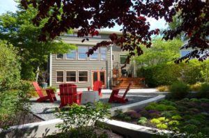 50 White and Red Summer Decorating Ideas to Brighten up Outdoor Seating ...
