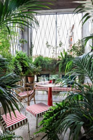 50 Festive Summer Ideas for Outdoor Home Decorating in Red and White Colors
