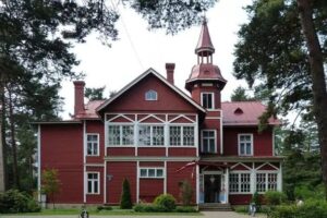 Contemporary Tower Houses and Homes with Turrets Inspired by Medieval ...