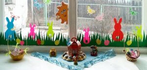 55 Easter Ideas for Window Decorating, Colorful Spring Crafts, DIY ...