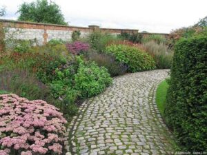 Elegant Simplicity of Classy English Garden Design with Contemporary Twists
