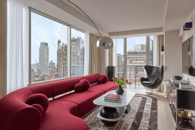 Modern Interior Design and Decor Spiced with Original Artworks and Bold ...